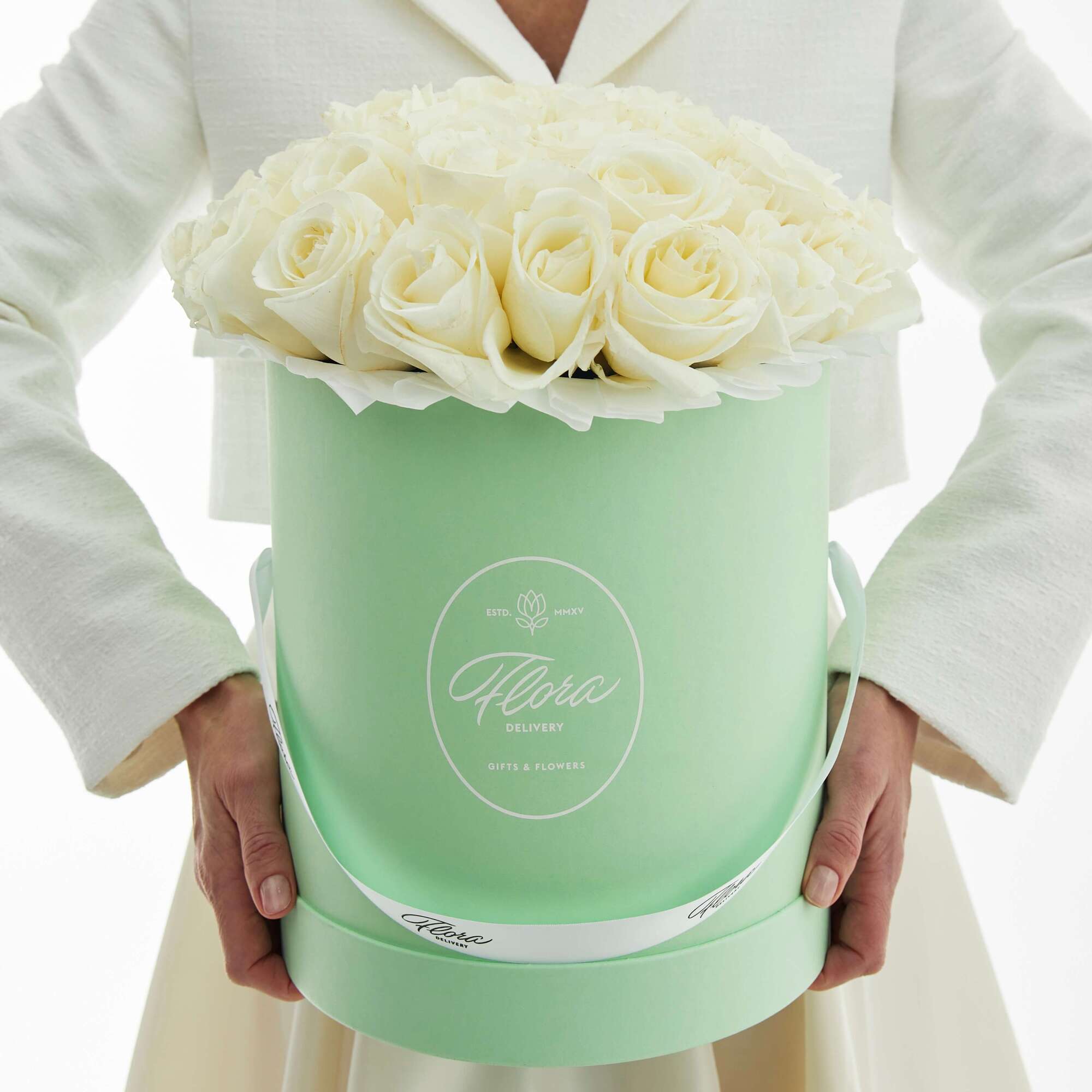 Белые розы Proud в шляпной коробке Grand GREEN