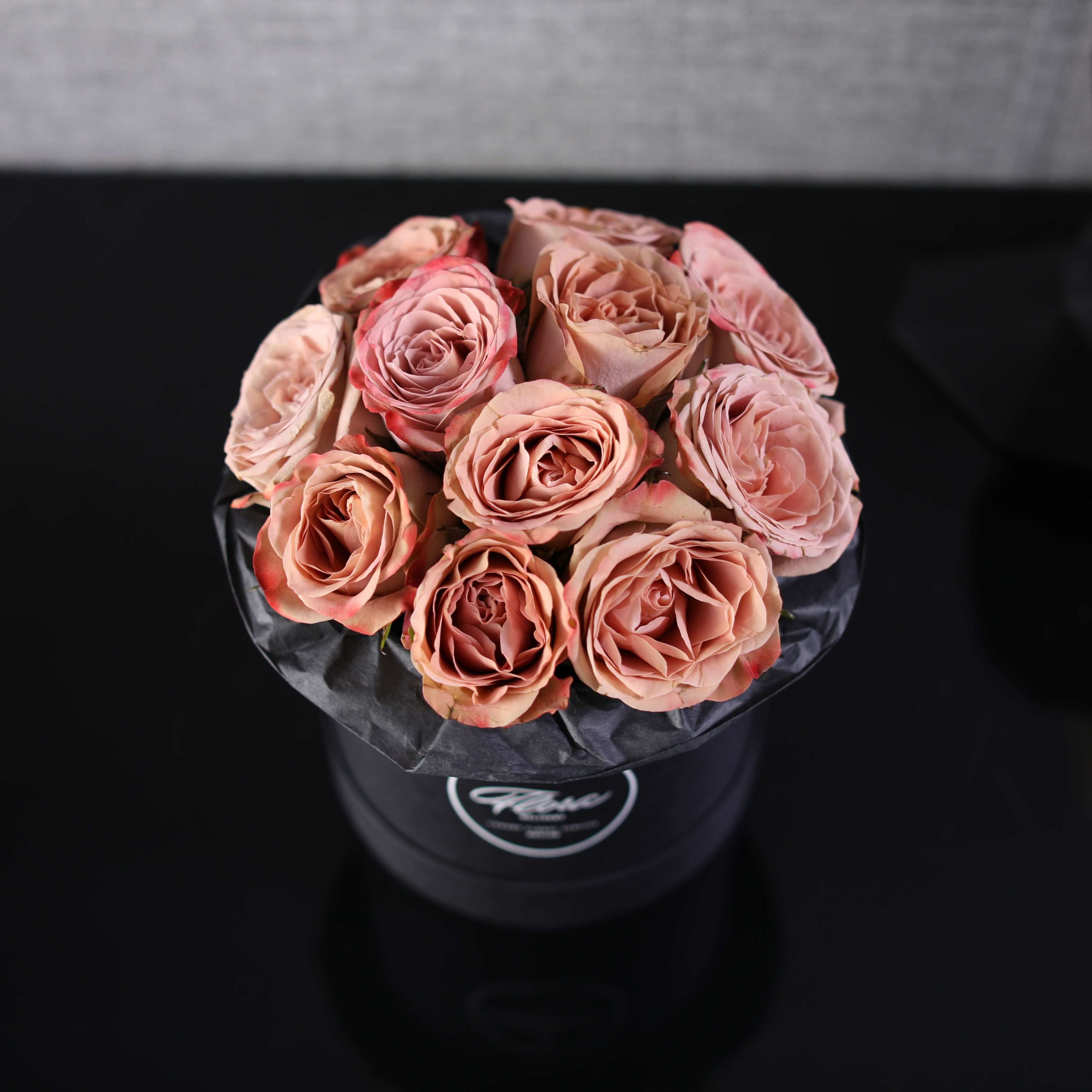 Кофейные розы Capuccino в шляпной коробке Demi BLVCK